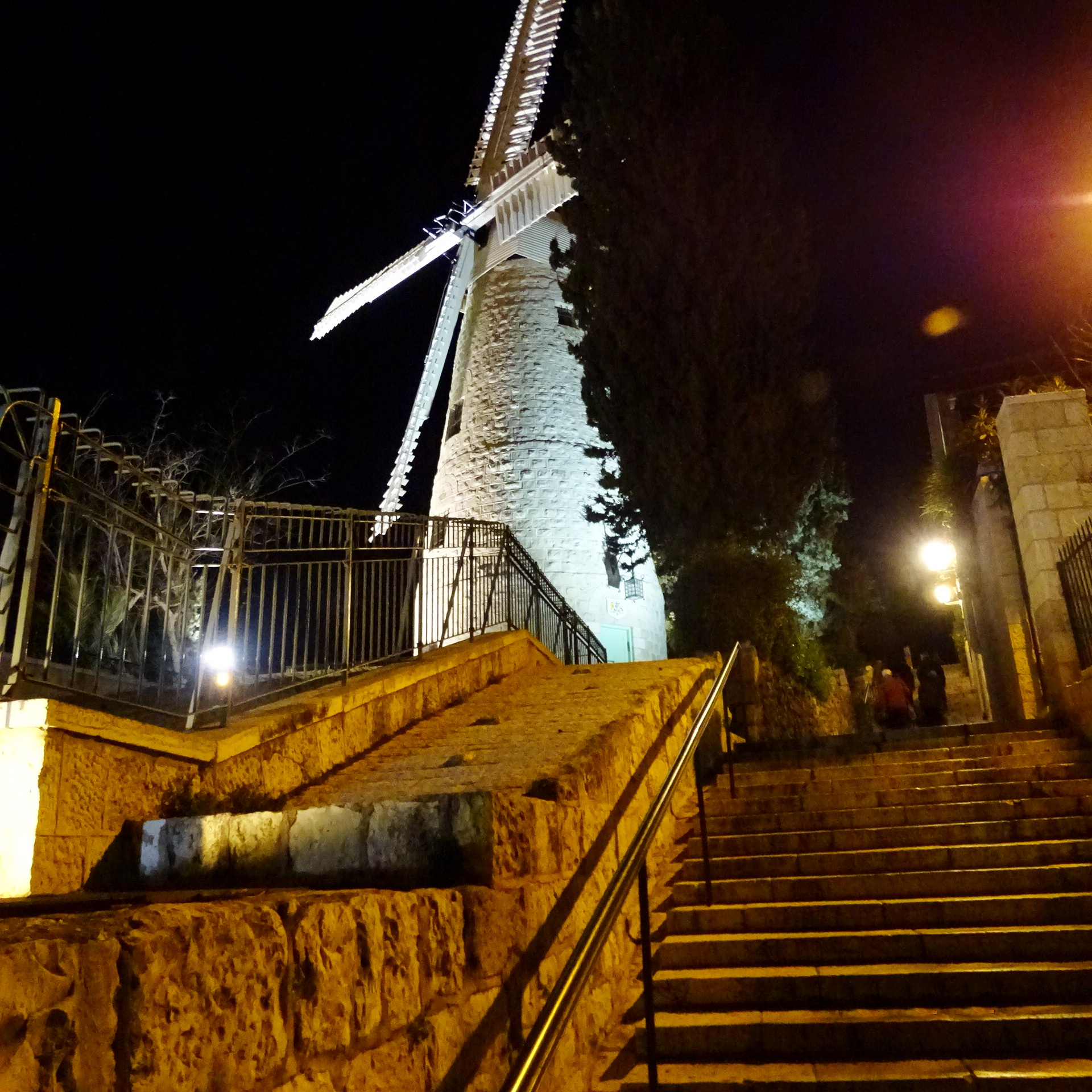 סיפורי האהבה היפים של ירושלים: סיור לילי - יד יצחק בן־צבי